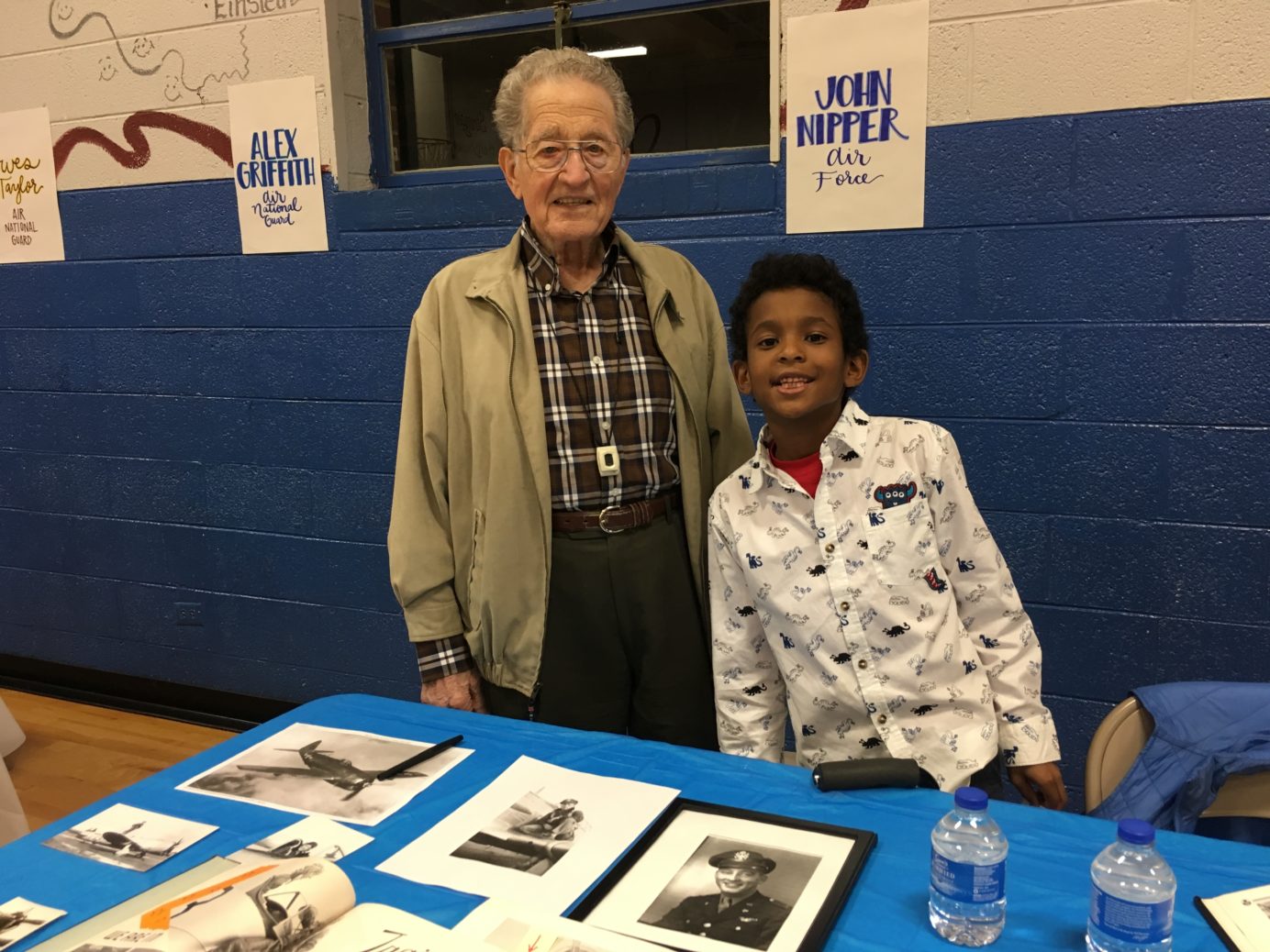WWII veteran John Nipper shares with second-grader Ronnie Brabson ...