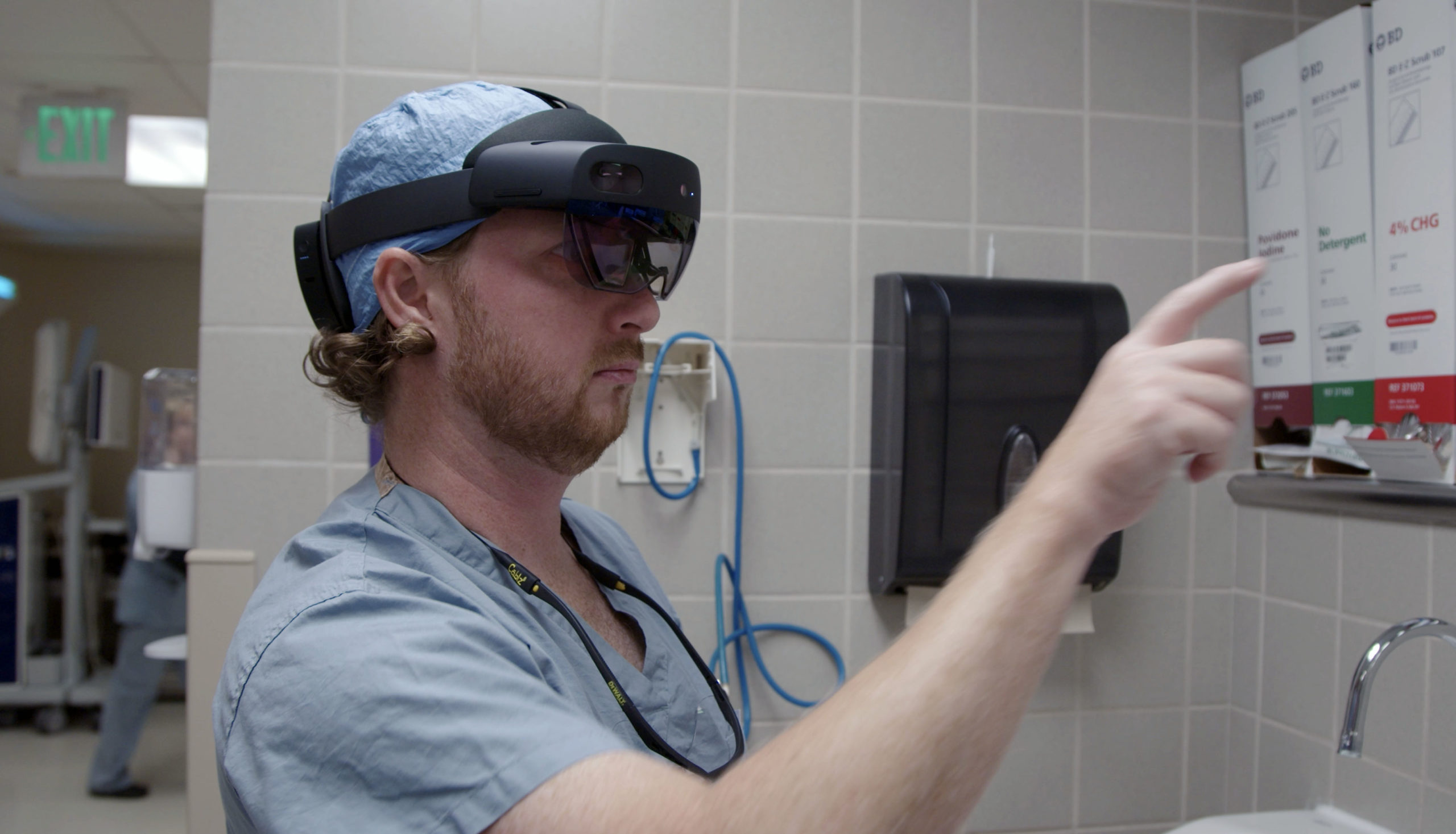 Justin Kennon orthopedic surgeon tests out special 3D Mixed Reality ...