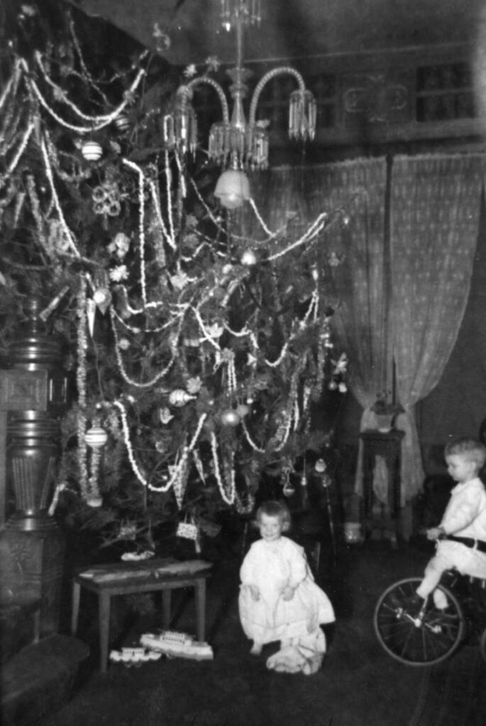 Chrimast Tree Brownlow Family 1917 - Knox TN Today